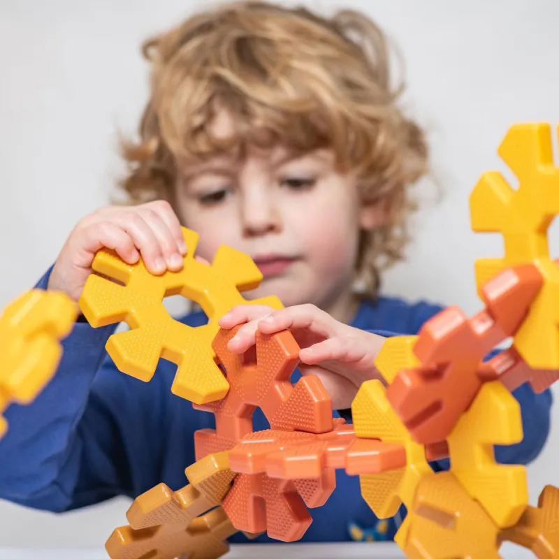 Spielzeug aus recyceltem Kunststoff, geeignet für Kinder ab 2 Jahren
